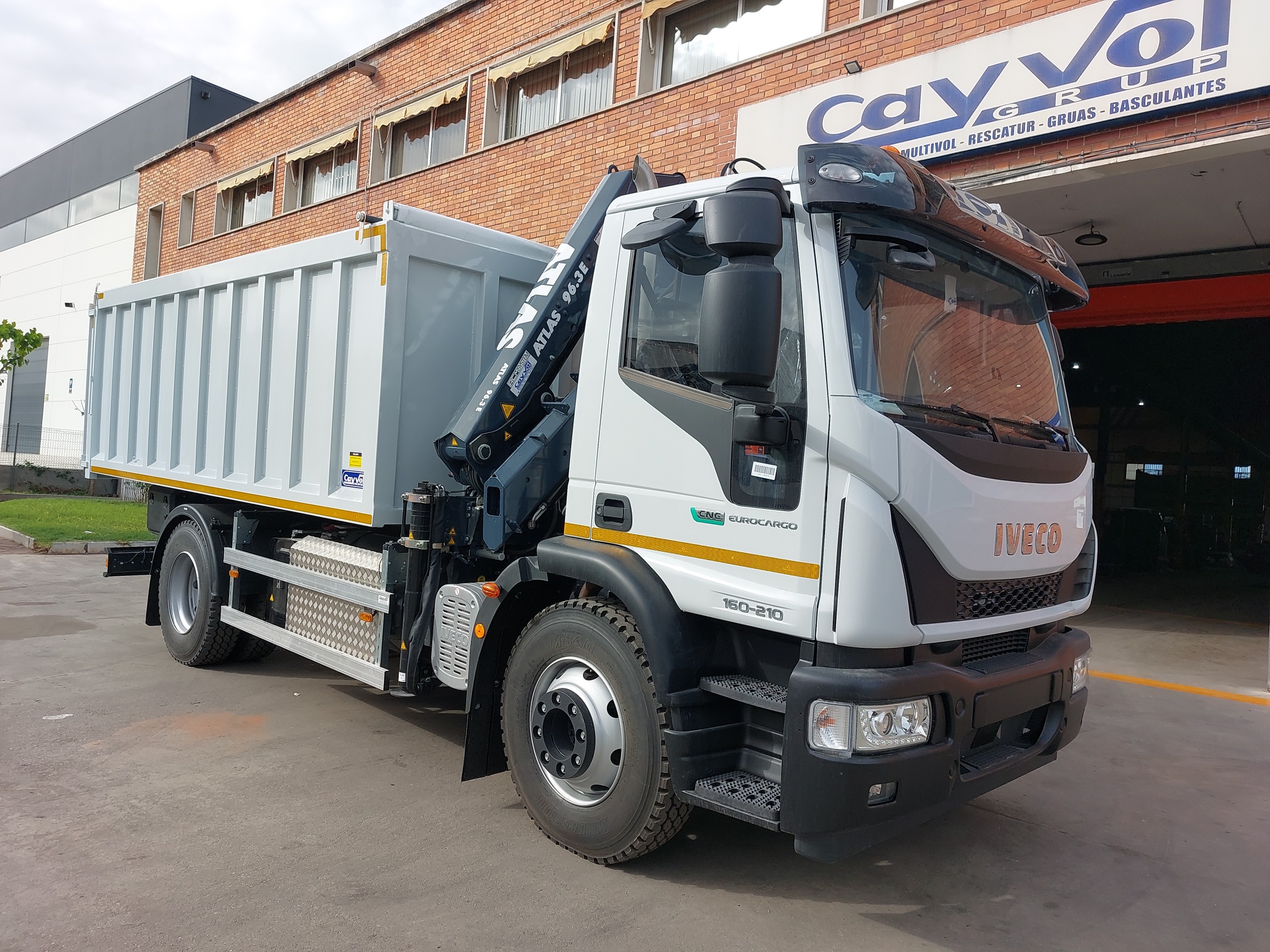 ENTREGA A CESPA DE UNA NUEVA UNIDAD DE BASCULANTE Y GRÚA - Cayvol